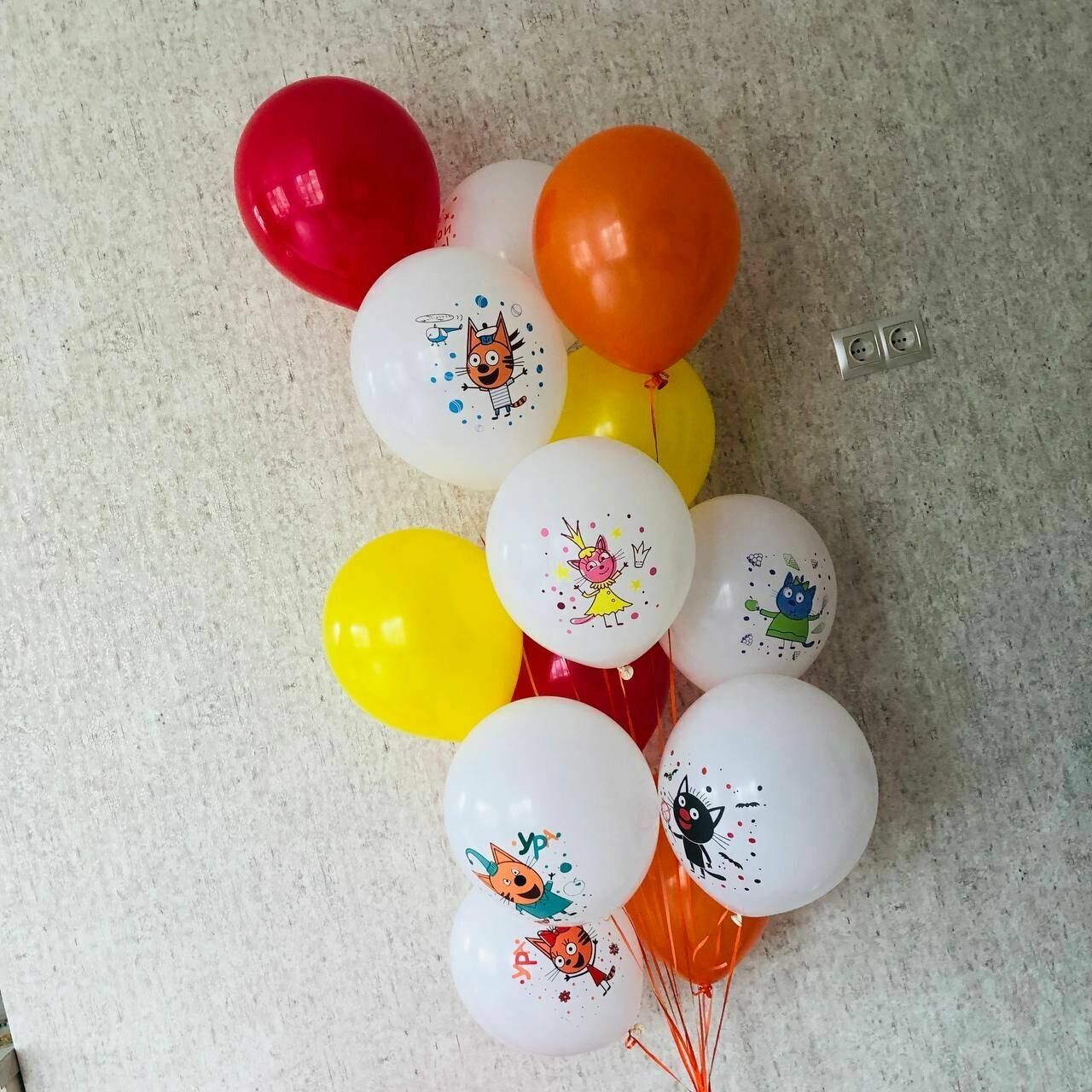 Фонтан из гелиевых шаров 13 шт "Три кота"