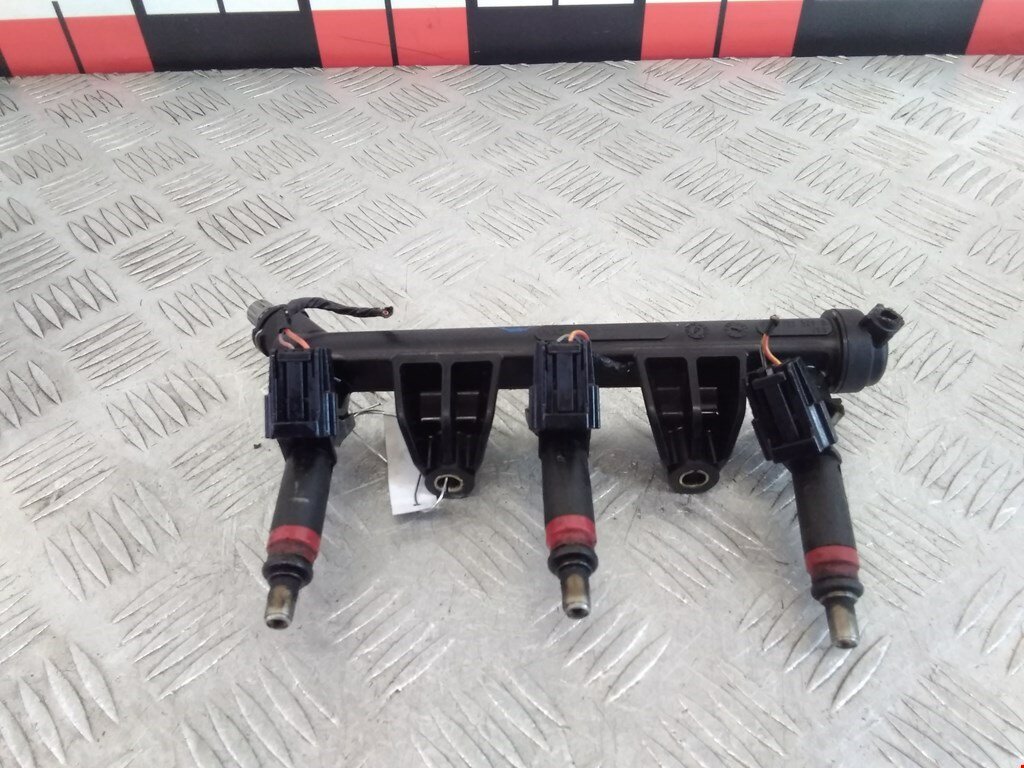 Форсунка бензиновая электрическая Volkswagen Polo 4 03D906031C арт. 827559