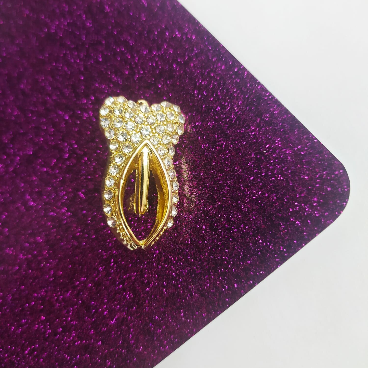 Брошь, стразы