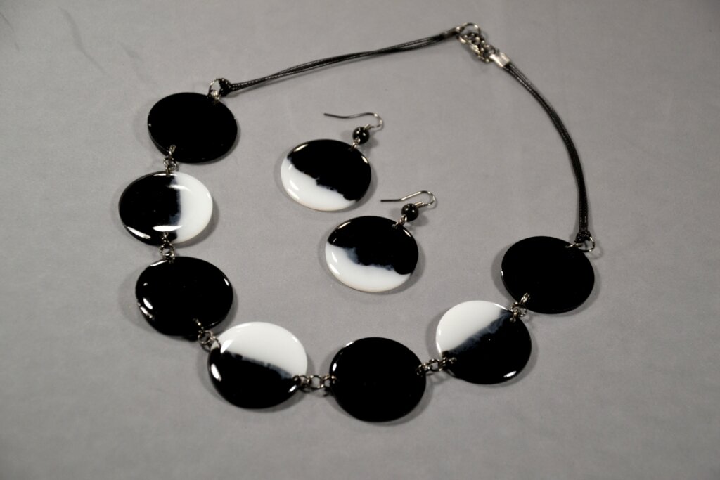 Комплект бижутерии: колье, серьги