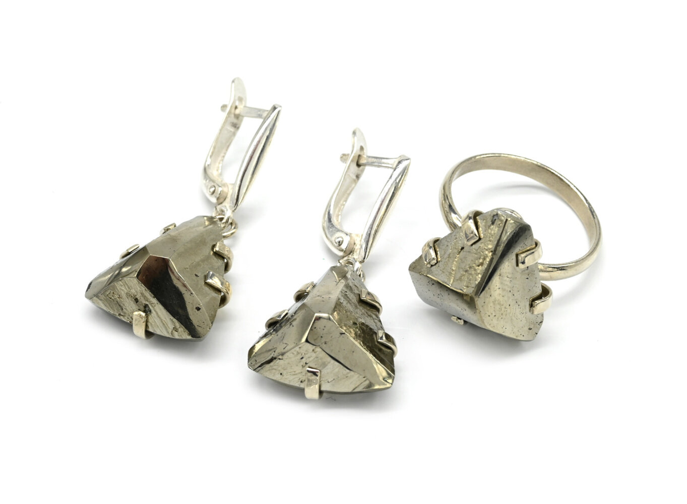 Комплект бижутерии: серьги, кольцо, пирит