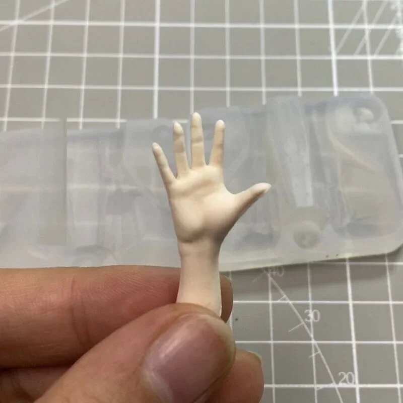 Силиконовая форма для рук кукол Hand model for women
