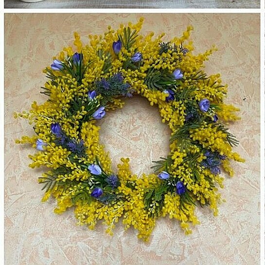 Венок декоративный из мимоз