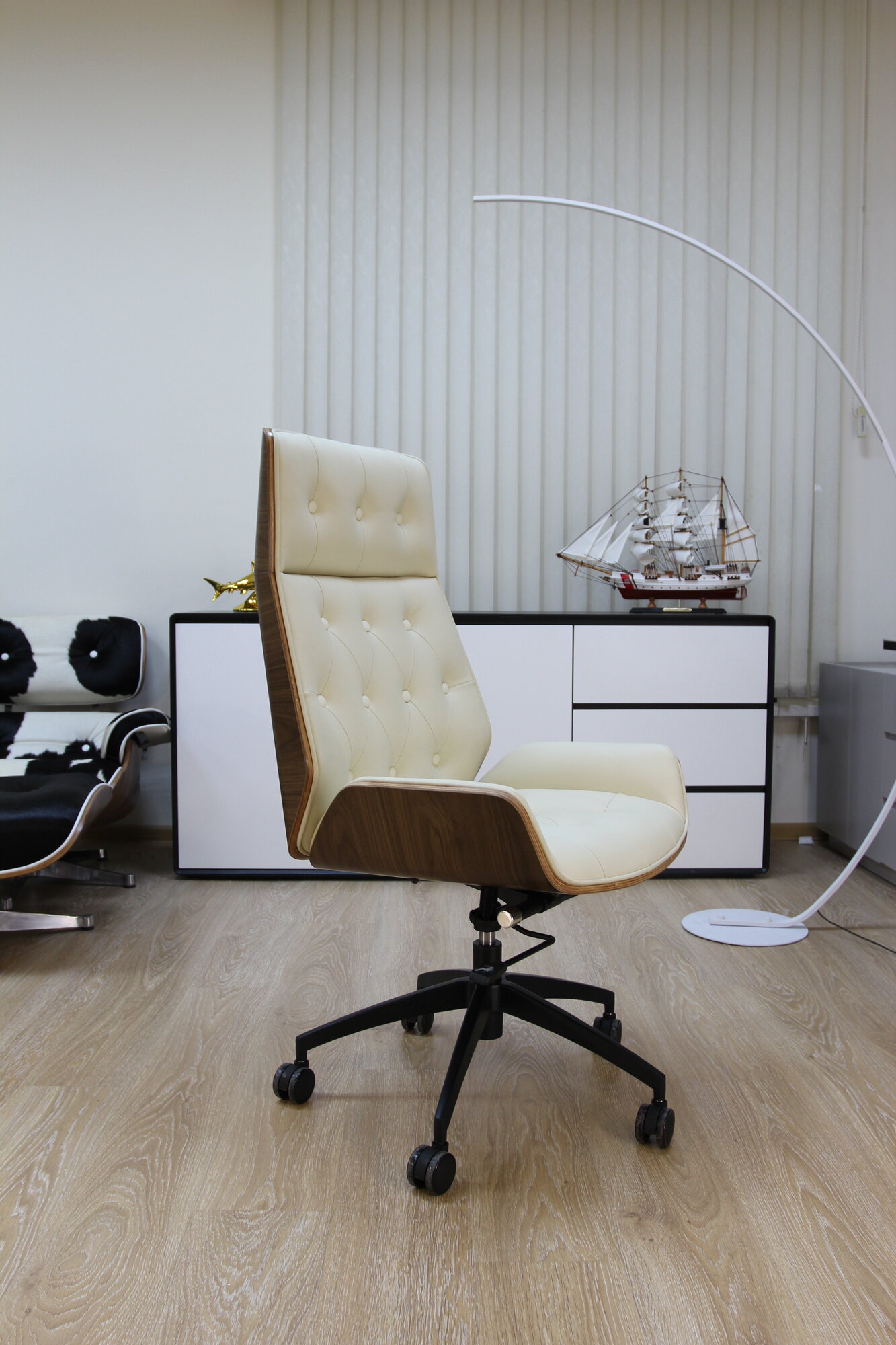 Белое кресло руководителя Shark Patio с каретной стяжкой (Chester)