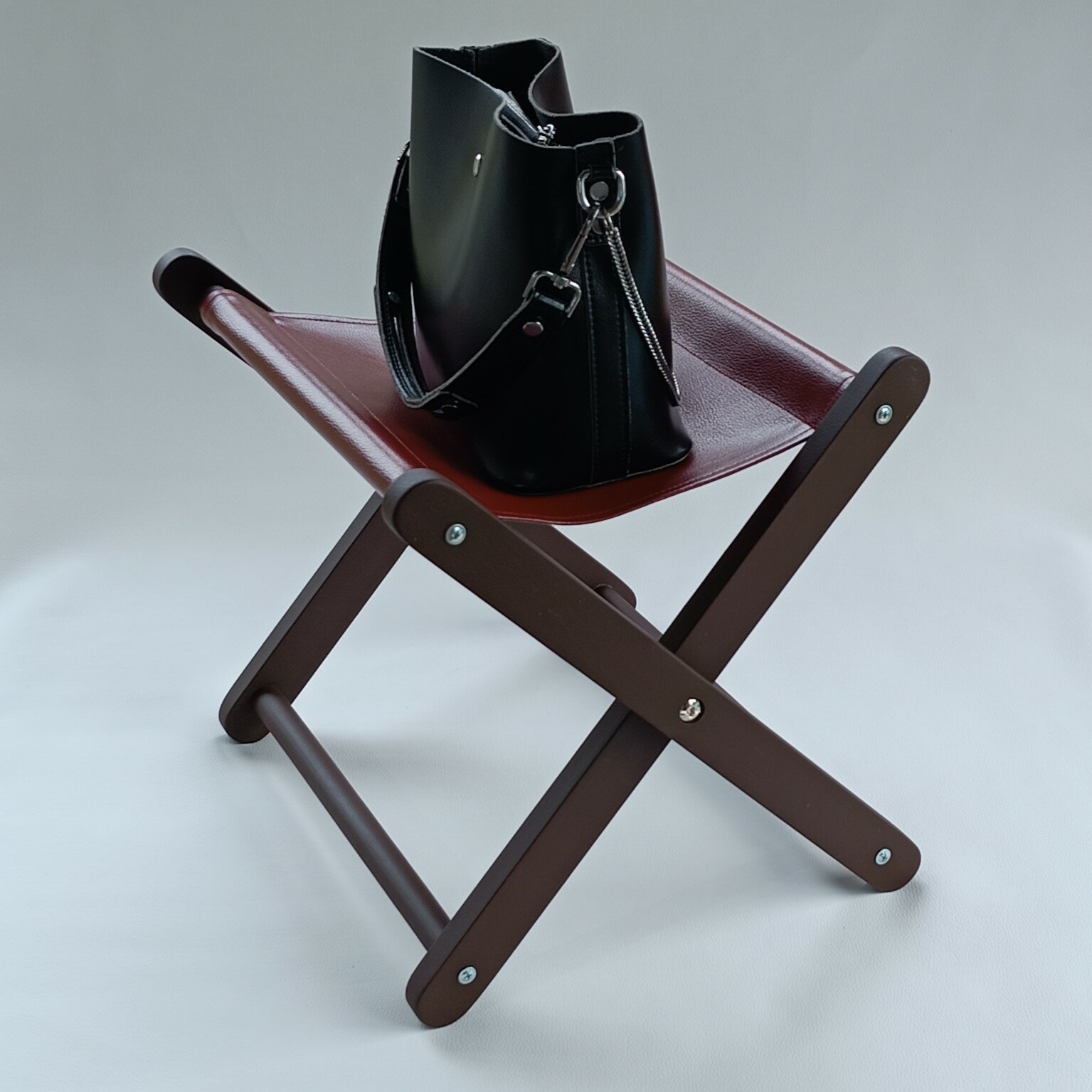 Подставка для сумок из кирпичной глянцевой экокожи с деревянной основой горький шоколад