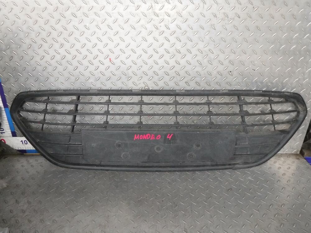 Решетка в бампер центральная Ford Mondeo IV