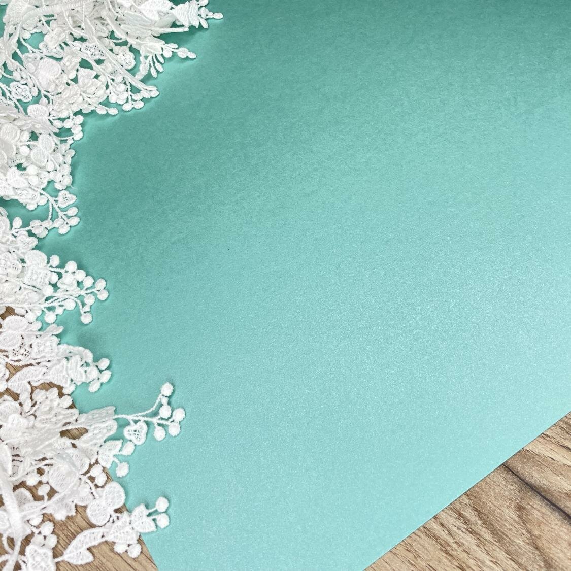 Дизайнерская бумага с покрытием "перламутр" и "металлик", цвет "Лагуна", плотность 285 гр, размер 35*50 см