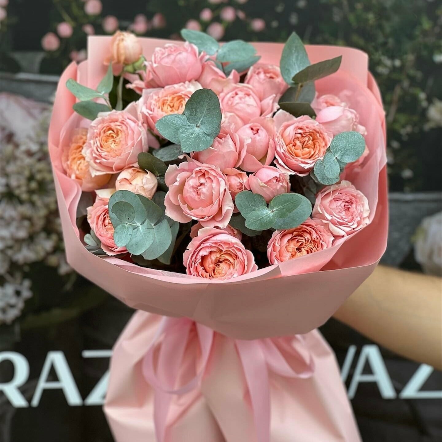 Букет из кустовых пионовидных роз и эвкалипта, красивый букет цветов, шикарный, премиум цветы, премиум букет