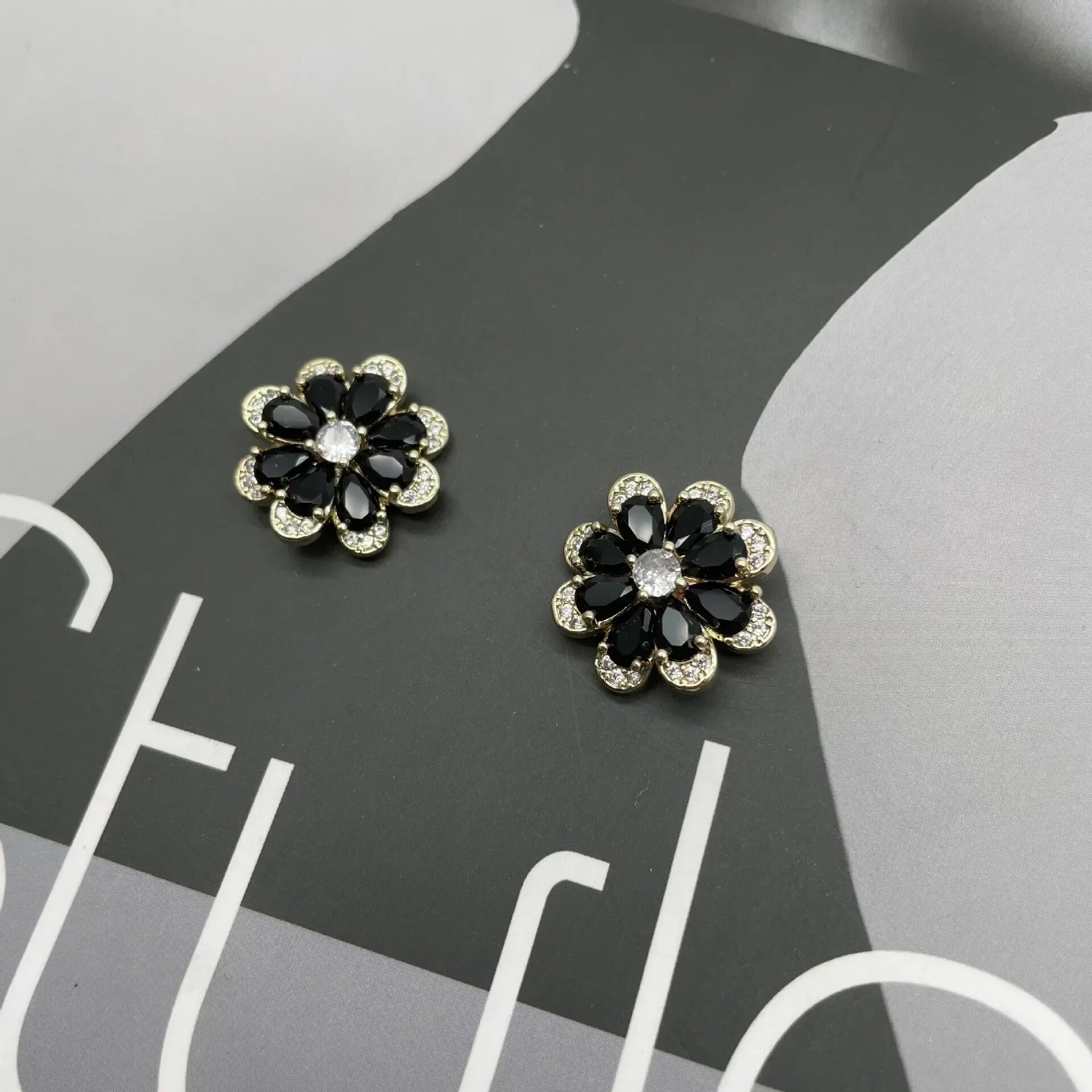 Серьги пусеты цветочные черные с кристаллами, gold black