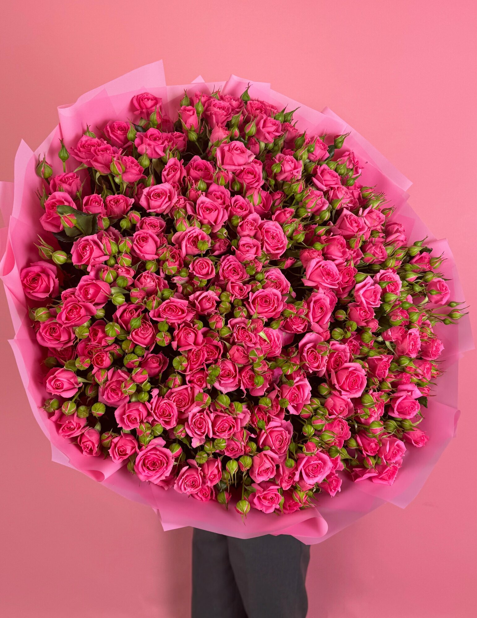 Монобукет из пионовидных кустовых роз Пинк Дименшен в подарочной упаковке
