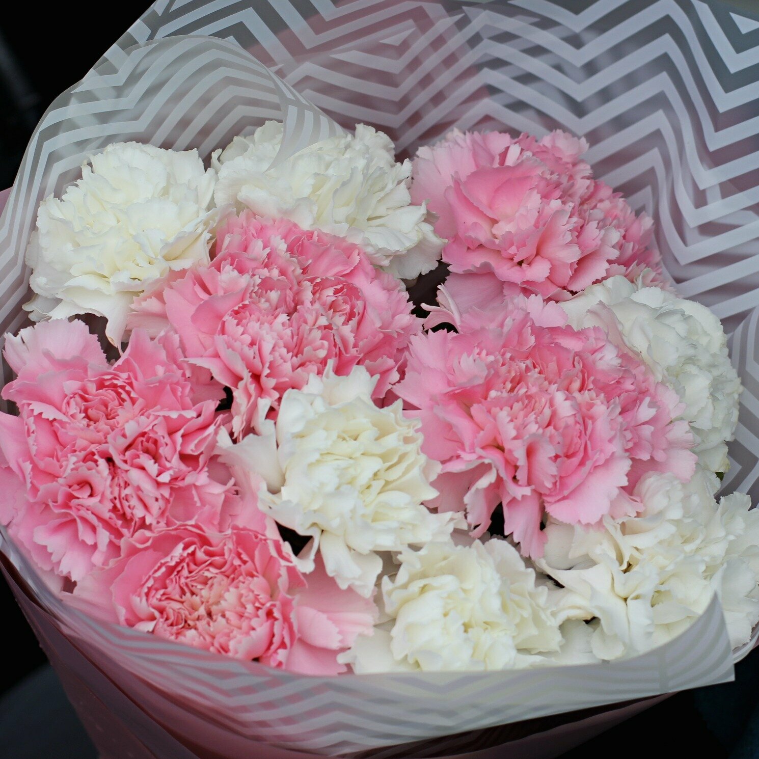 Монобукет FLORY LOVE из нежных розовых и белых гвоздик (диантусов), 11 шт.