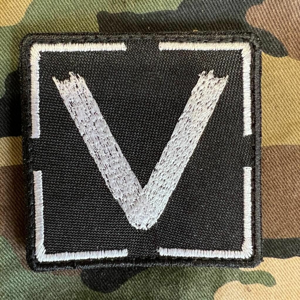 Нашивка ( шеврон патч patch ) буква V вышитая на липучке 8х8 черная