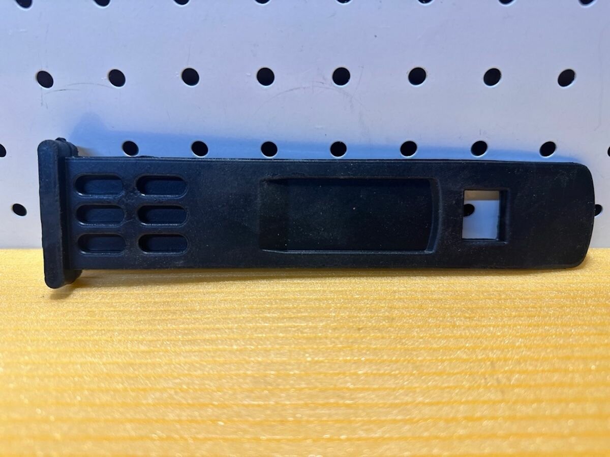 Держатель брызговика MAN TGA TGS TGX (резинка крепление крыла) МАН ТГА ТГС ТГХ