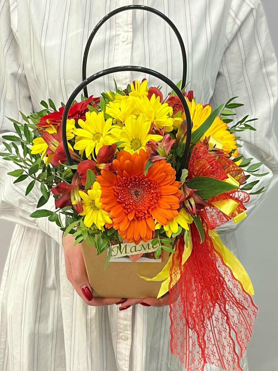 Сумочка из гербер и хризантем «Мэджик» - M (до 35 см)