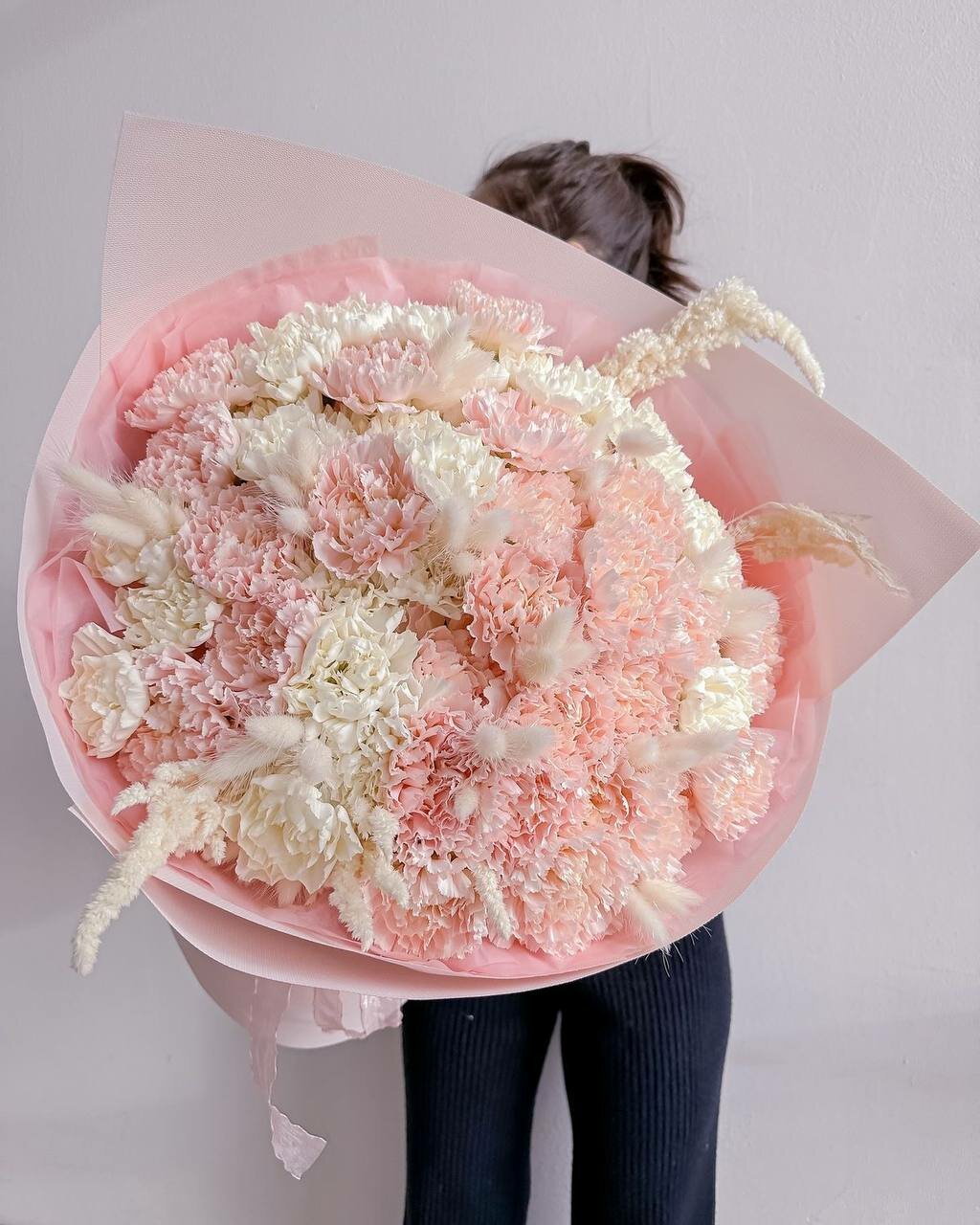 Букет "Белая и Розовая Гвоздика", 51 цветок, оформлена в дизайнерскую упаковку