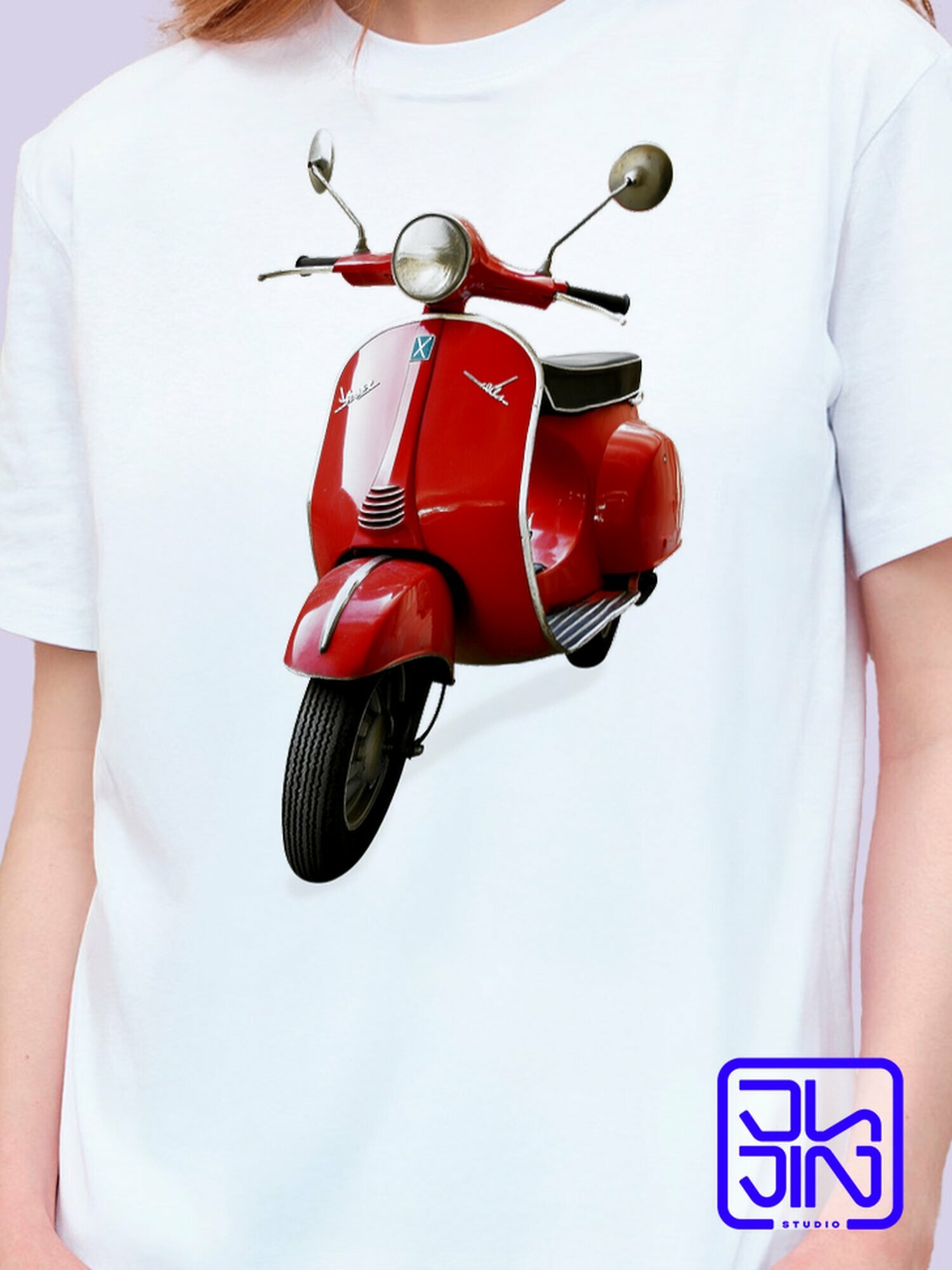 Футболка классическая женская с авторским принтом Винтажный ретро мотоцикл скутер белый, черно-красный стильный принт, белый хлопковый трикотаж с прикольным рисунком на груди