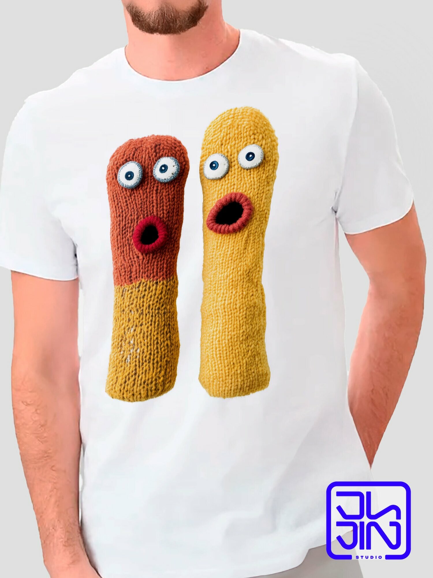 Футболка классическая мужская с авторским принтом Вязаная игрушка смешная веселая кукла марионетка горчичная желтая, белый хлопковый трикотаж с прикольным рисунком на груди