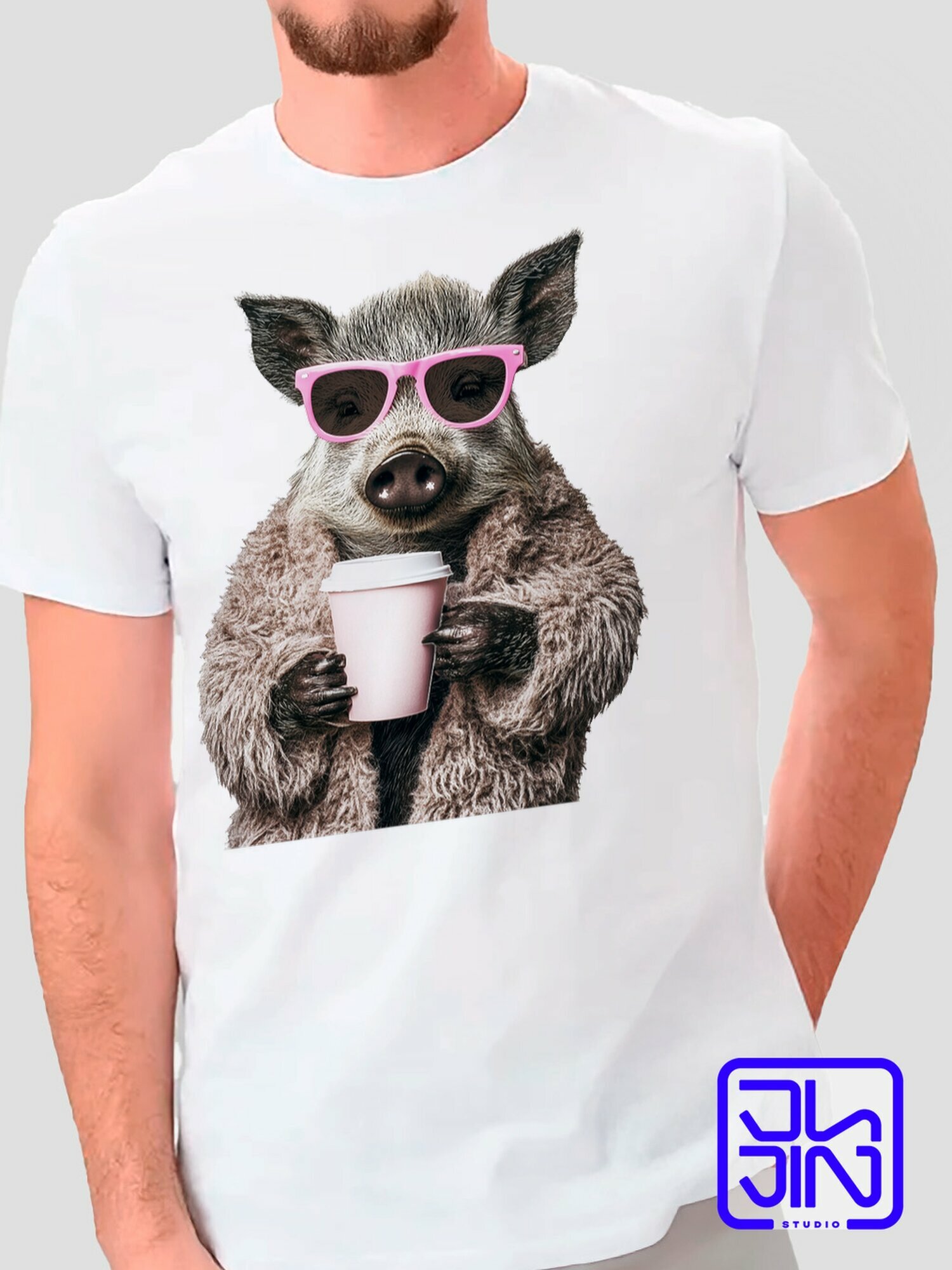 Футболка классическая мужская с авторским принтом Смешной серый кабан в розовых очках с коричневым кофе и мемами, белый хлопковый трикотаж с прикольным рисунком на груди