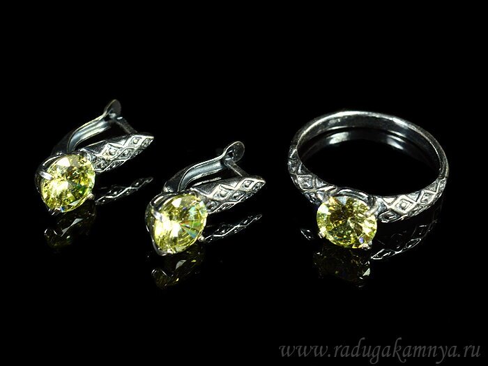 Комплект бижутерии: серьги, кольцо, циркон