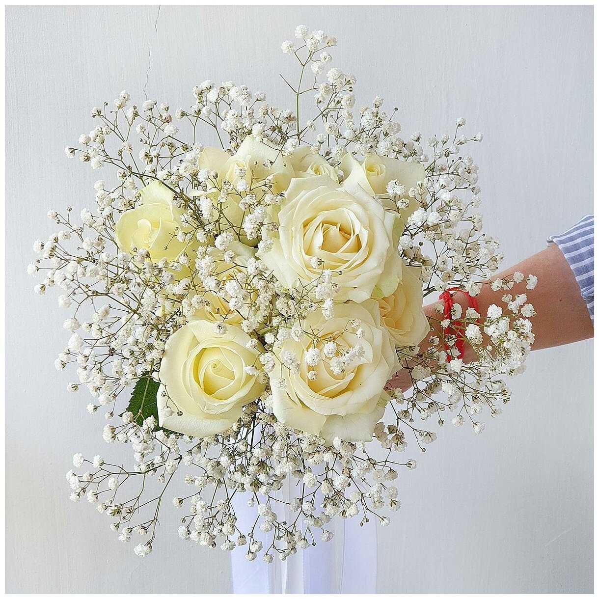 Букет невесты Талисман Флора, из роз и гипсофил, воздушный, 12 цветков, высота 27см