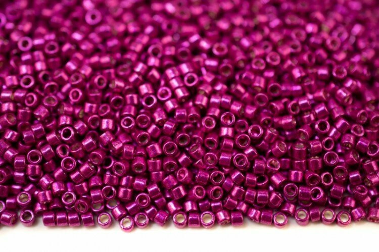 Бисер японский TOHO Treasure цилиндрический 11/0 #0563 орхидея, гальванизированный, 5 грамм