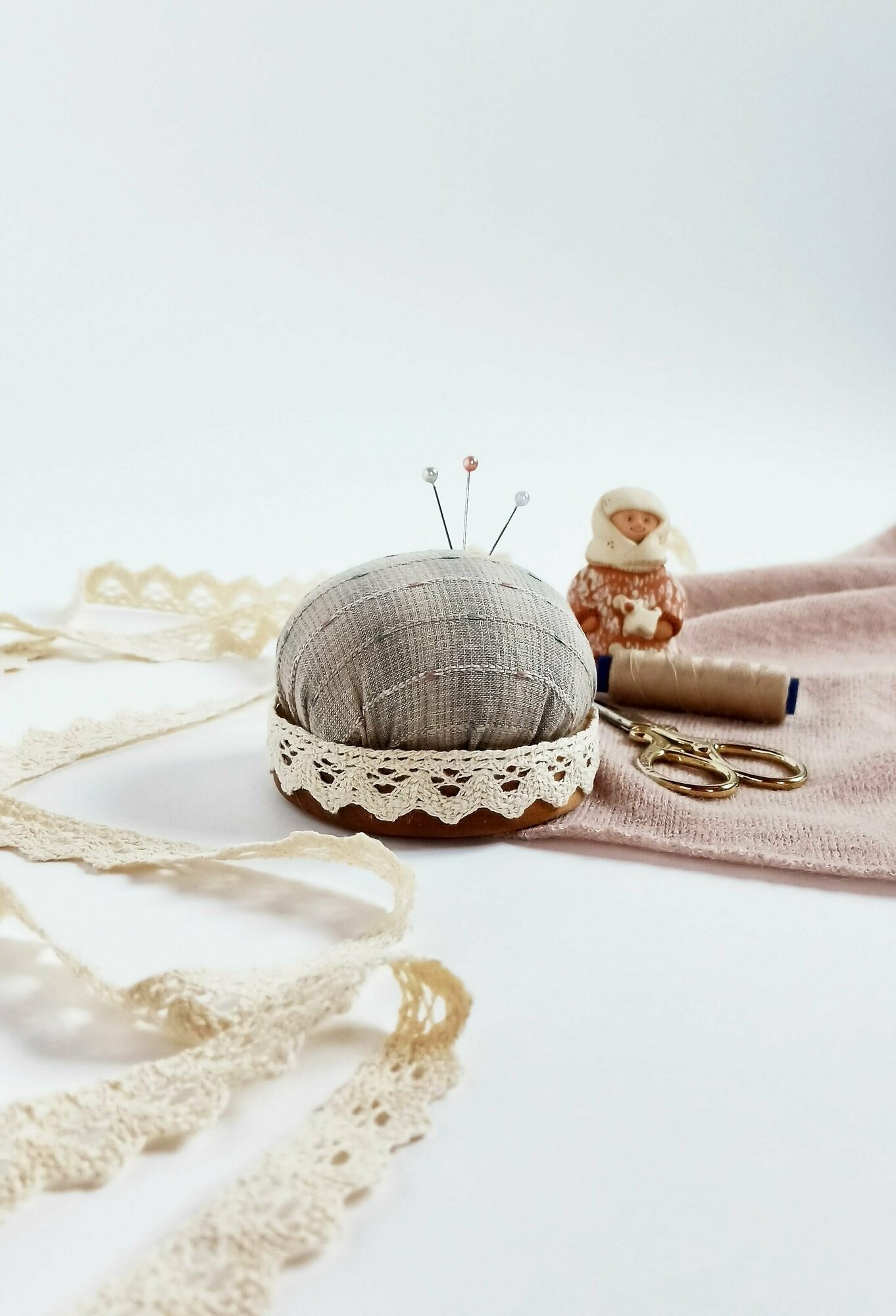 Игольница круглая деревянная, сувенир для мамы, бабушки. Подушечка для игл и булавок.