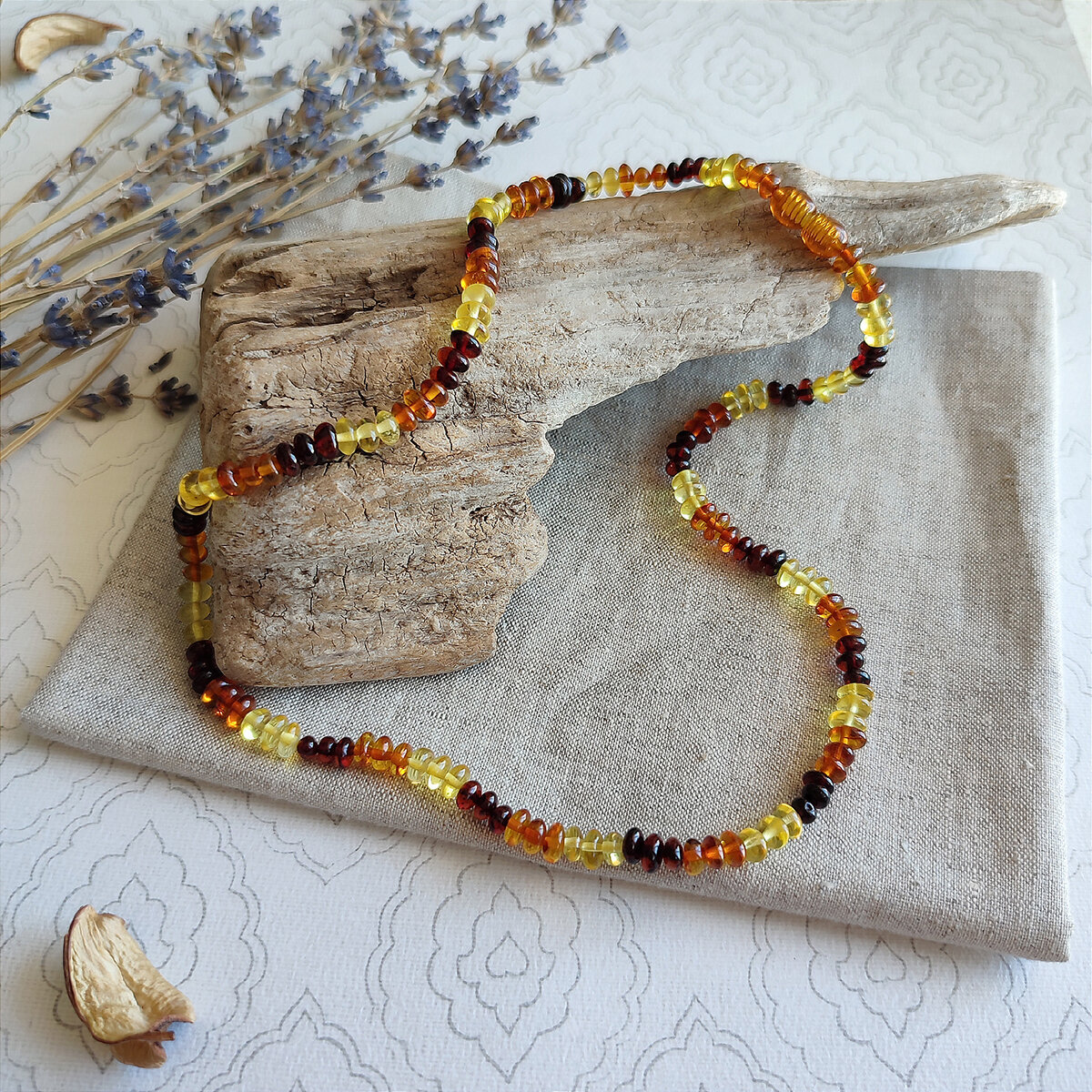 Бусы, янтарь