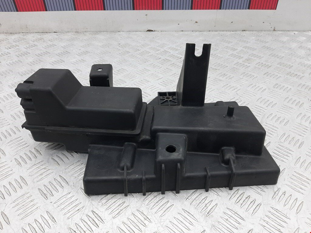 Крепление (корпус) аккумулятора Chrysler Voyager 3 04716740AB арт. 1793374