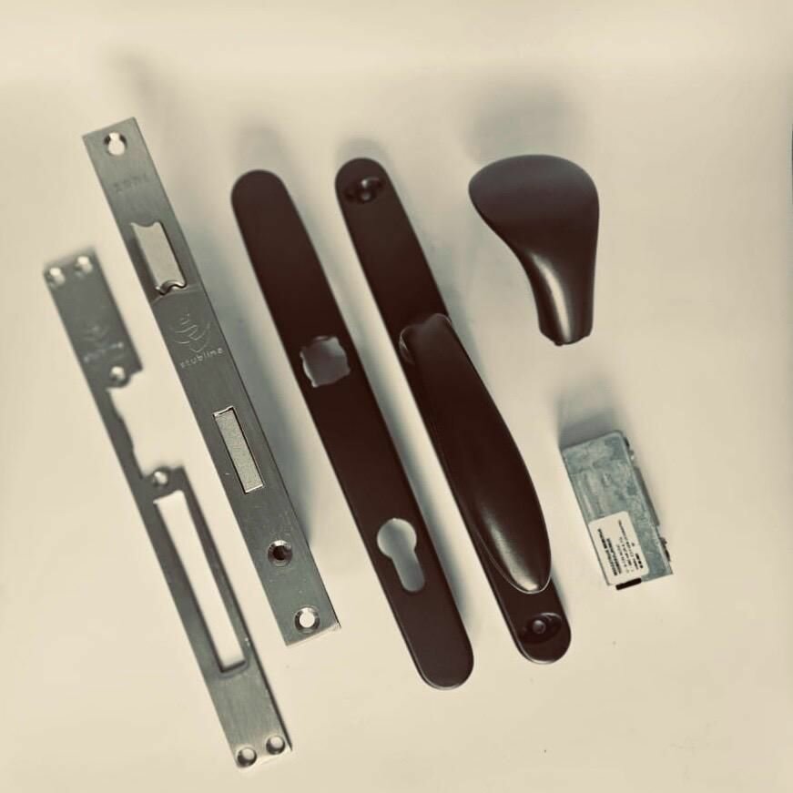 Надежный комплект для калитки (ручка ухват, коричневая, ral 8017 + замок Stublina + электромагнитная защелка)