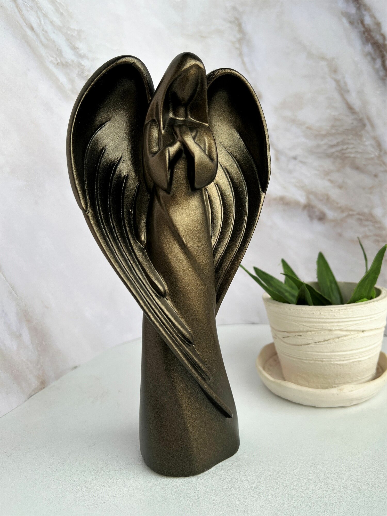 Статуэтка ангел. Цвет бронзовый. Гипс. Высота 22 см.