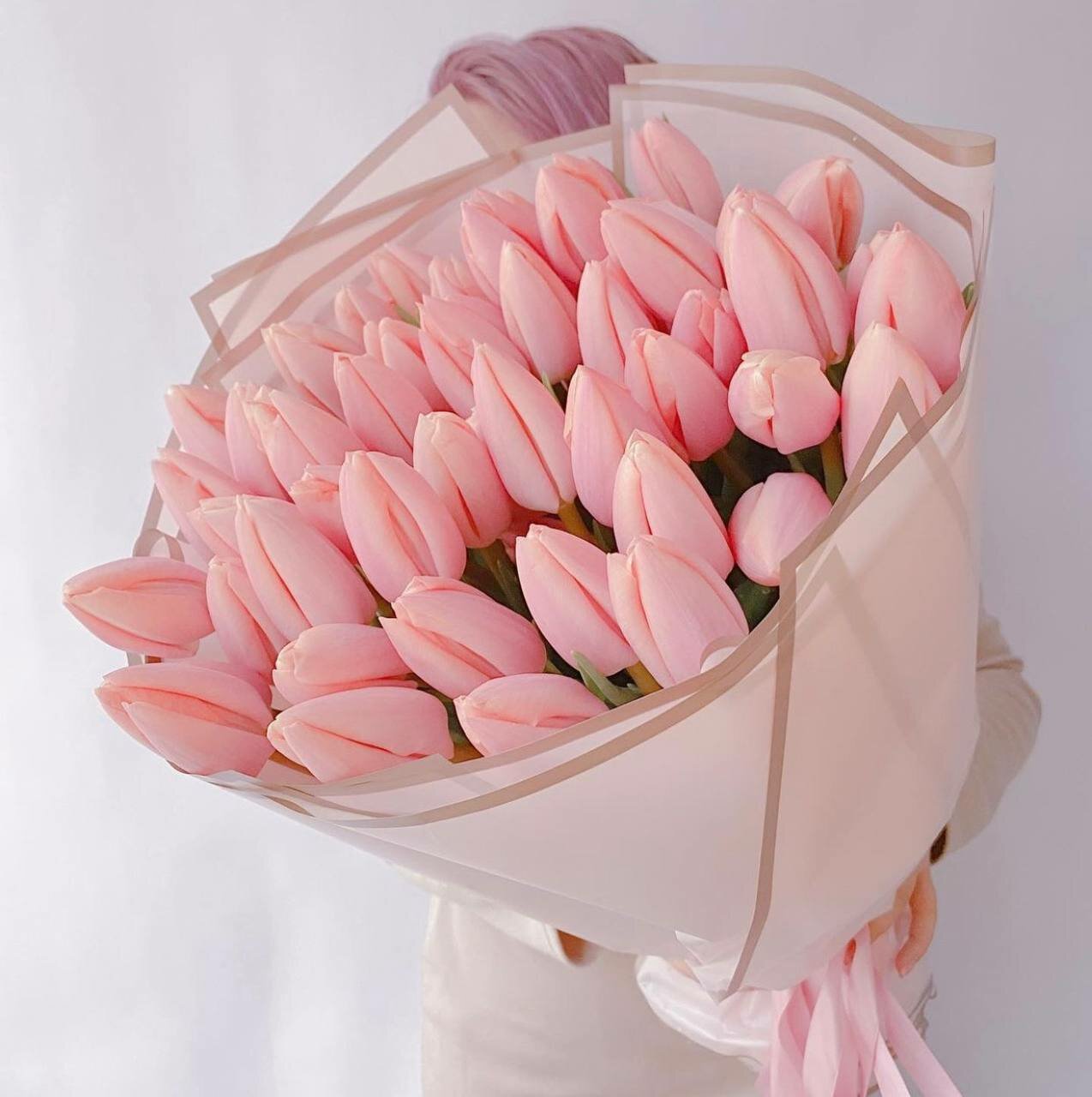 Премиум букет из розовых тюльпанов 51 шт, премиум цветы, шикарный, красивый букет цветов, тюльпаны белые.