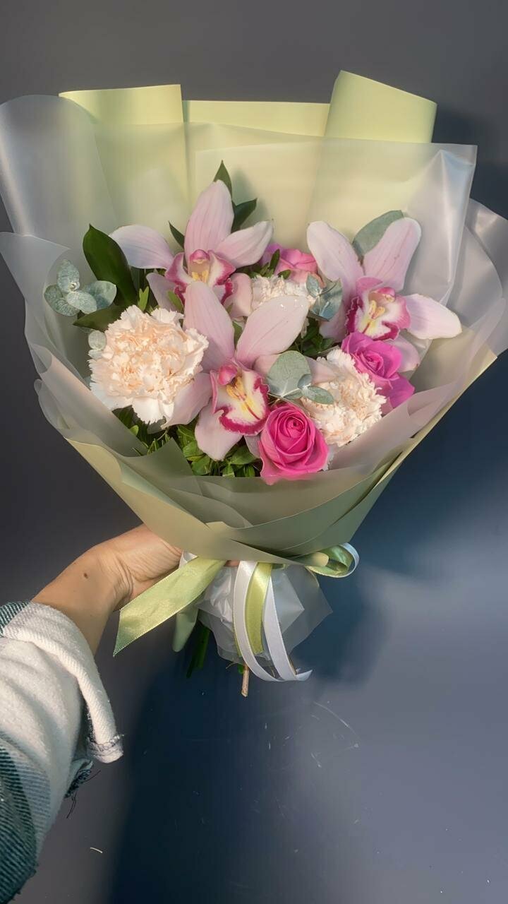 Авторский букет с орхидеями, розами и диантусами "Очей очарование"