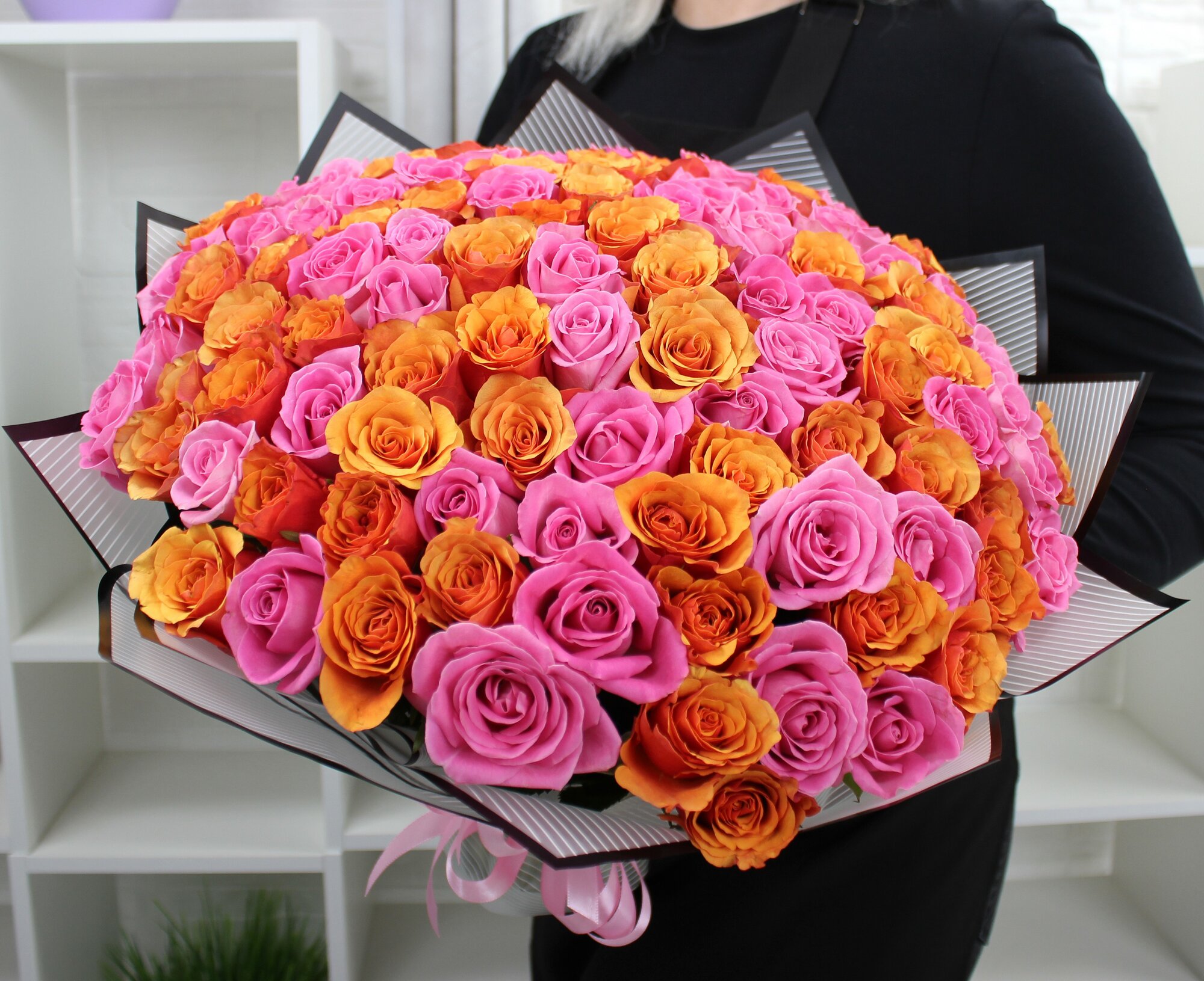 Монобукет THE FLOREAL розовая и оранжевая роза 101 штука, высота 40 см, с бантом