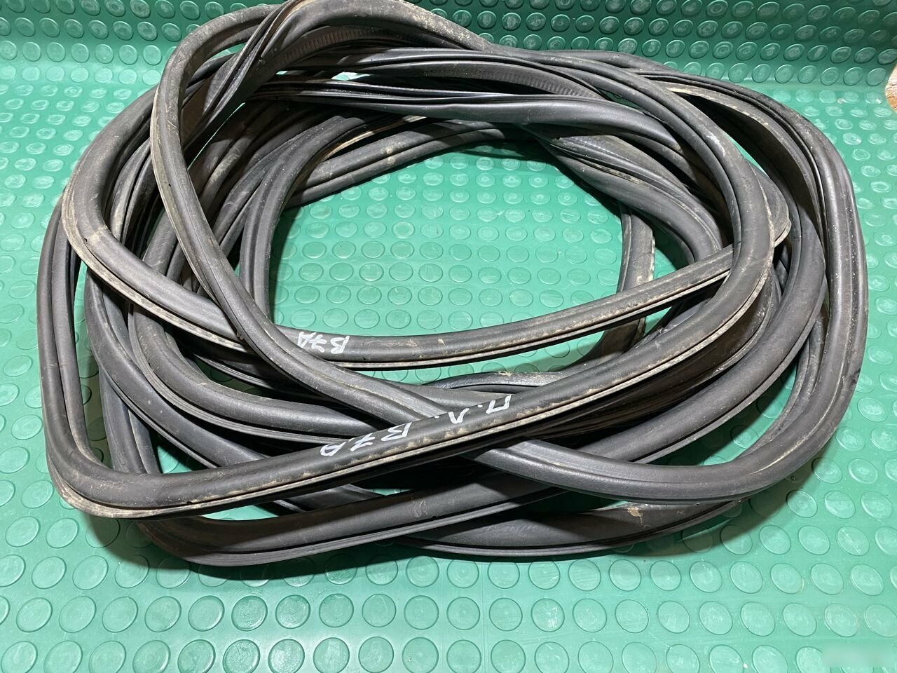 Уплотнитель дверного проёма VW Раssаt В7 USA 2011 561867912A