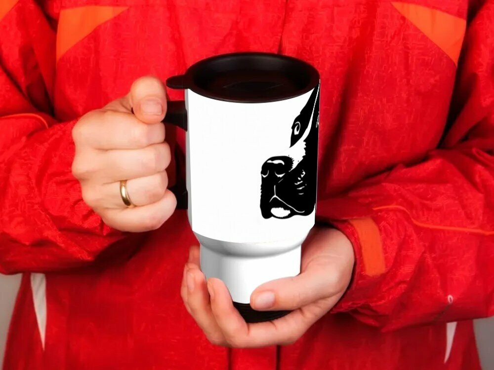 Тремокружка для авто с принтом "Чёрно-белый силуэт головы собаки породы питбуль. Собака изображена в профиль, с характерными ушами и выразительными глазами. На шее у неё." 0.5 л.