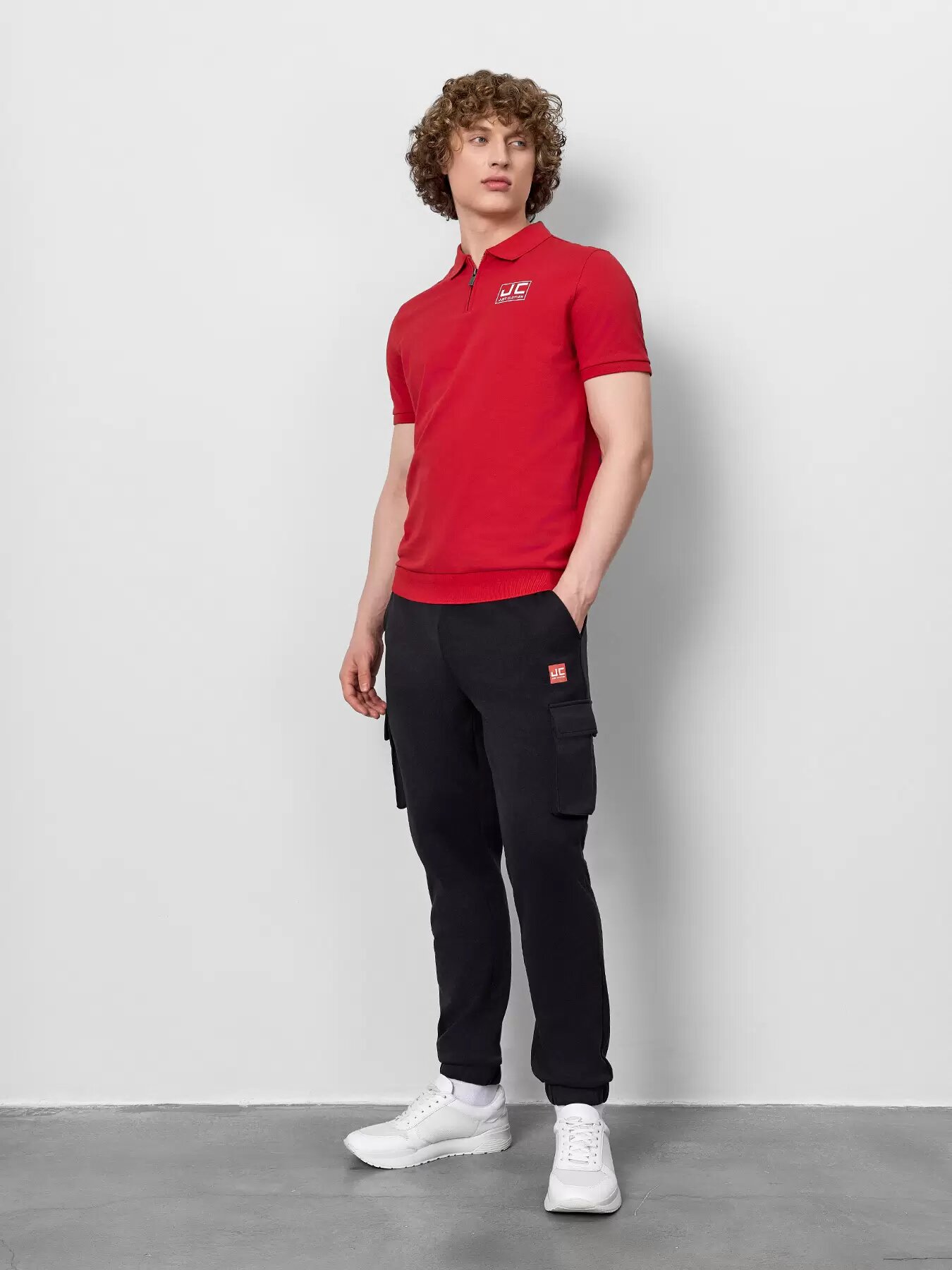 Брюки спортивные Чёрный. Декор термологотип. Пояс резинка, шнурок. Карманы спереди 2 б/заст, боковые 2 б/заст клапаны