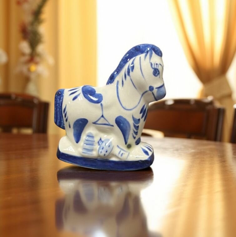 Гжель, фарфор, статуэтка Лошадь качалка 6 см.