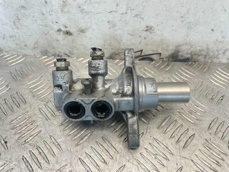 Б/У цилиндр главный тормозной Ford Focus 2011 CB8 IQDB 57375 FORD арт. 1841986