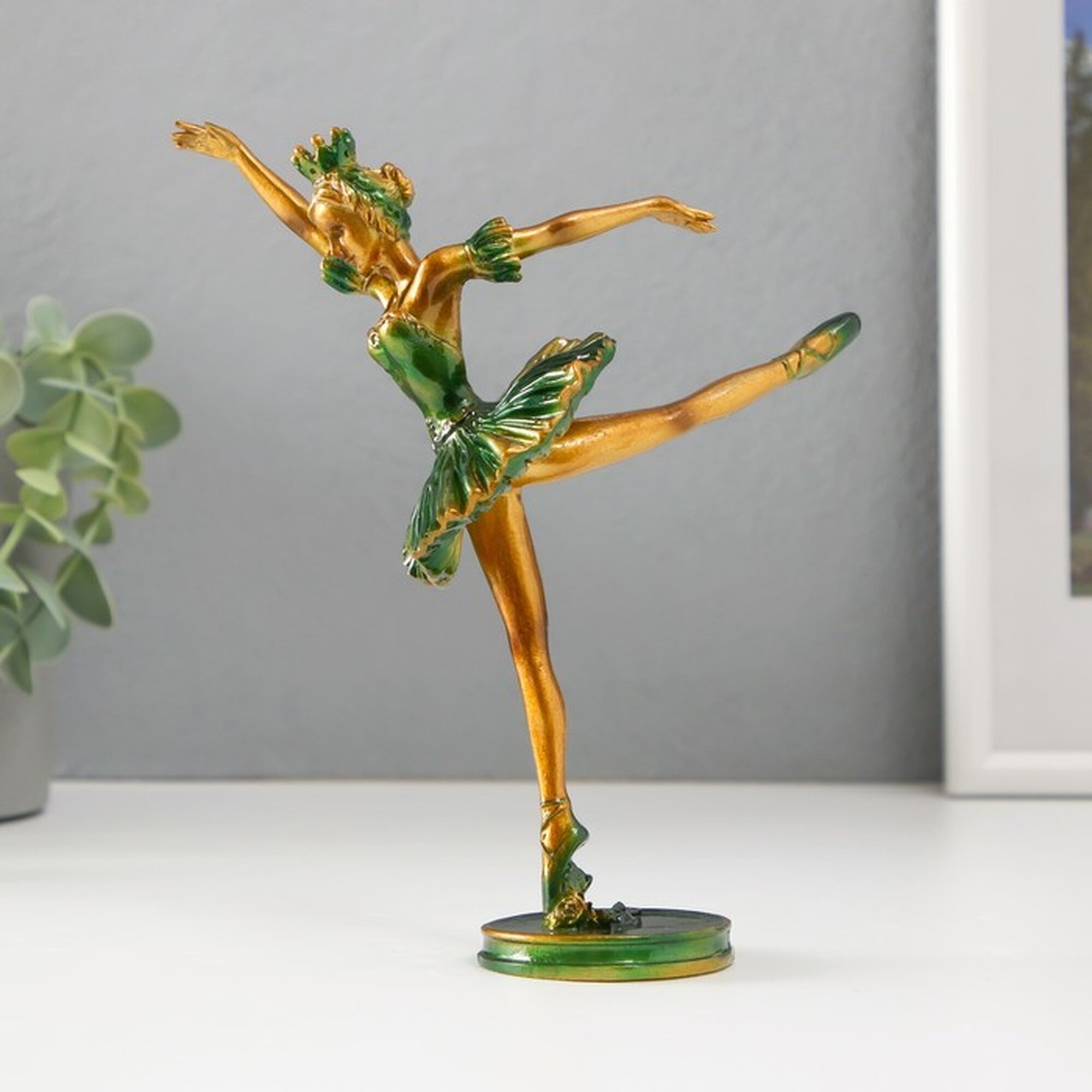 Статуэтка Сима-ленд "Балерина в короне", полистоун, 17,8 см, зеленая