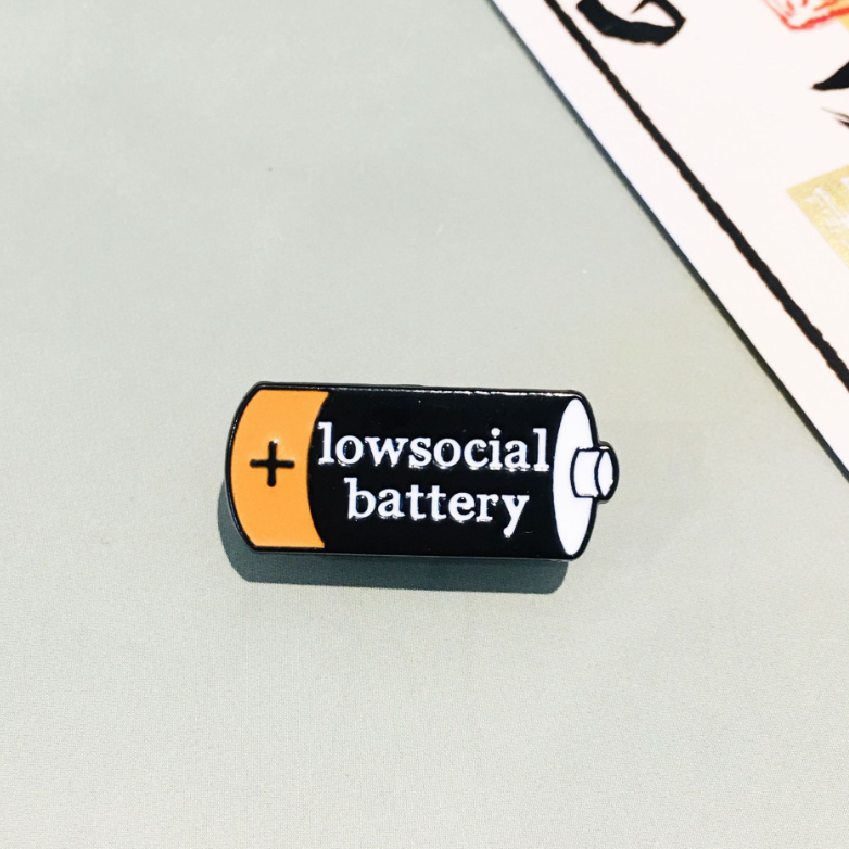Значок для учителей на одежду, рюкзак и сумки " lowsocial battery "/ 1 шт.