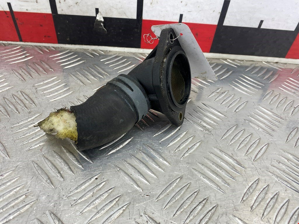 Корпус термостата Volkswagen Passat 5 030121121B арт. 1535716