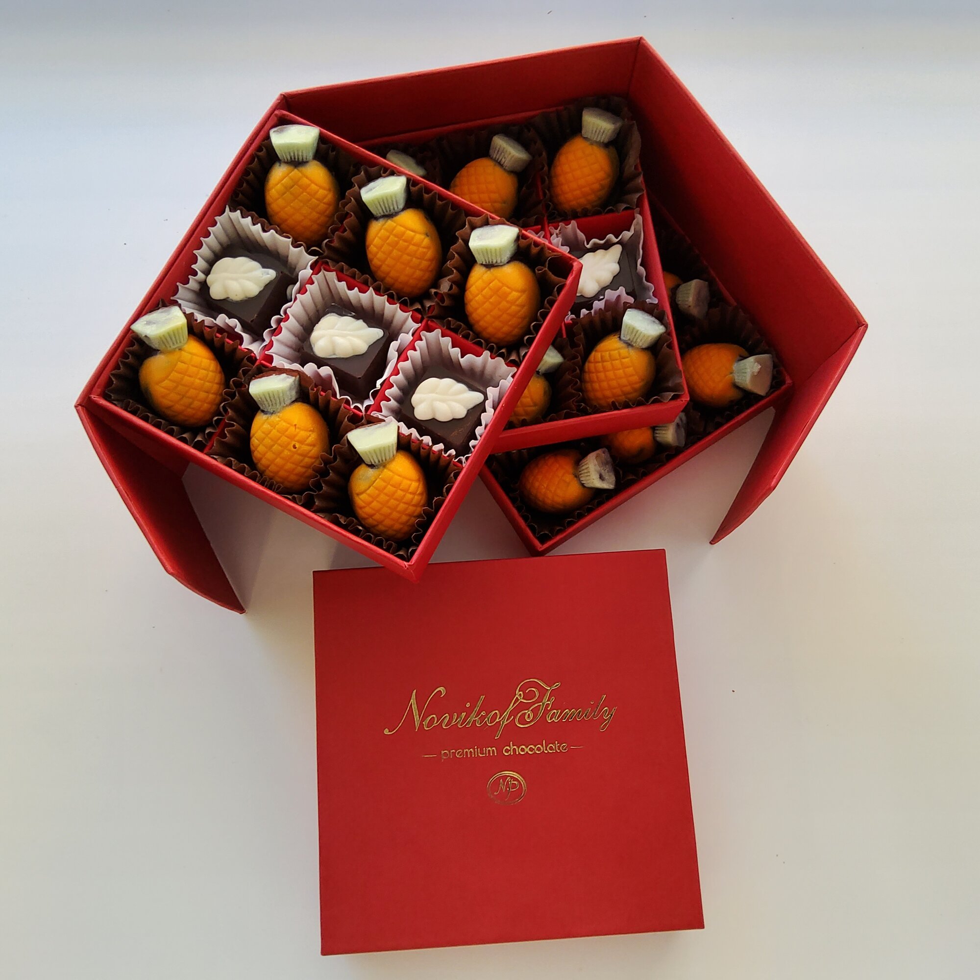 Трехъярусная коробка конфет "Novikof Family" - ассорти вкусов и добавок