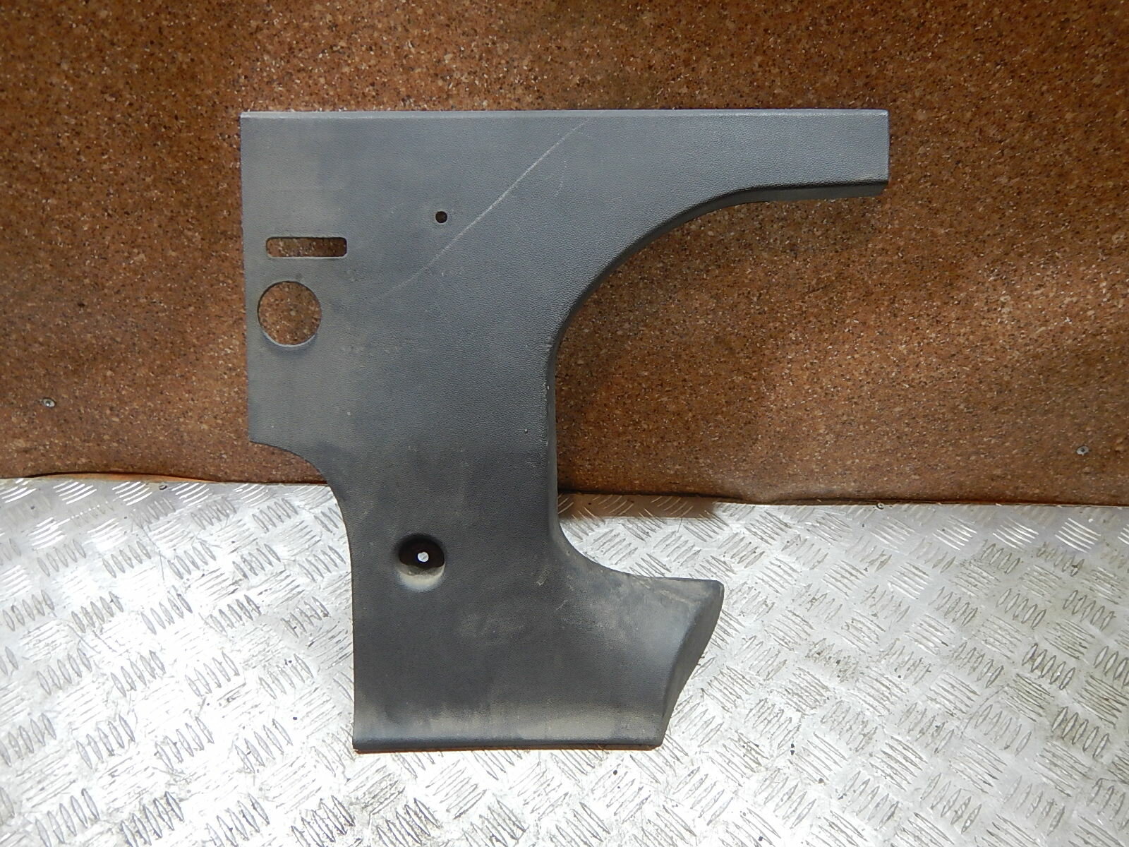 Б/У Накладка кузова задняя правая внутренняя, Opel (Опель)-Астра OPEL ASTRA H (04-) мелкие царапины 241973 GENERAL MOTOR...