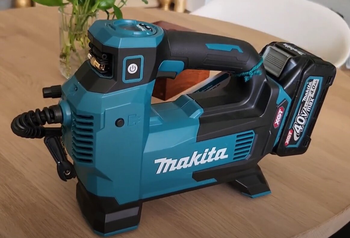 Насос автомобильный аккумуляторный Makita MP001GZ вместе с одним акб BL4040 и з/у DC40RA