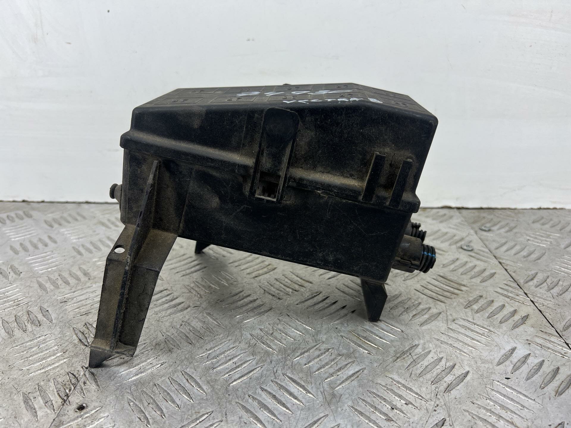 Блок предохранителей Opel Vectra B 1997 90506007