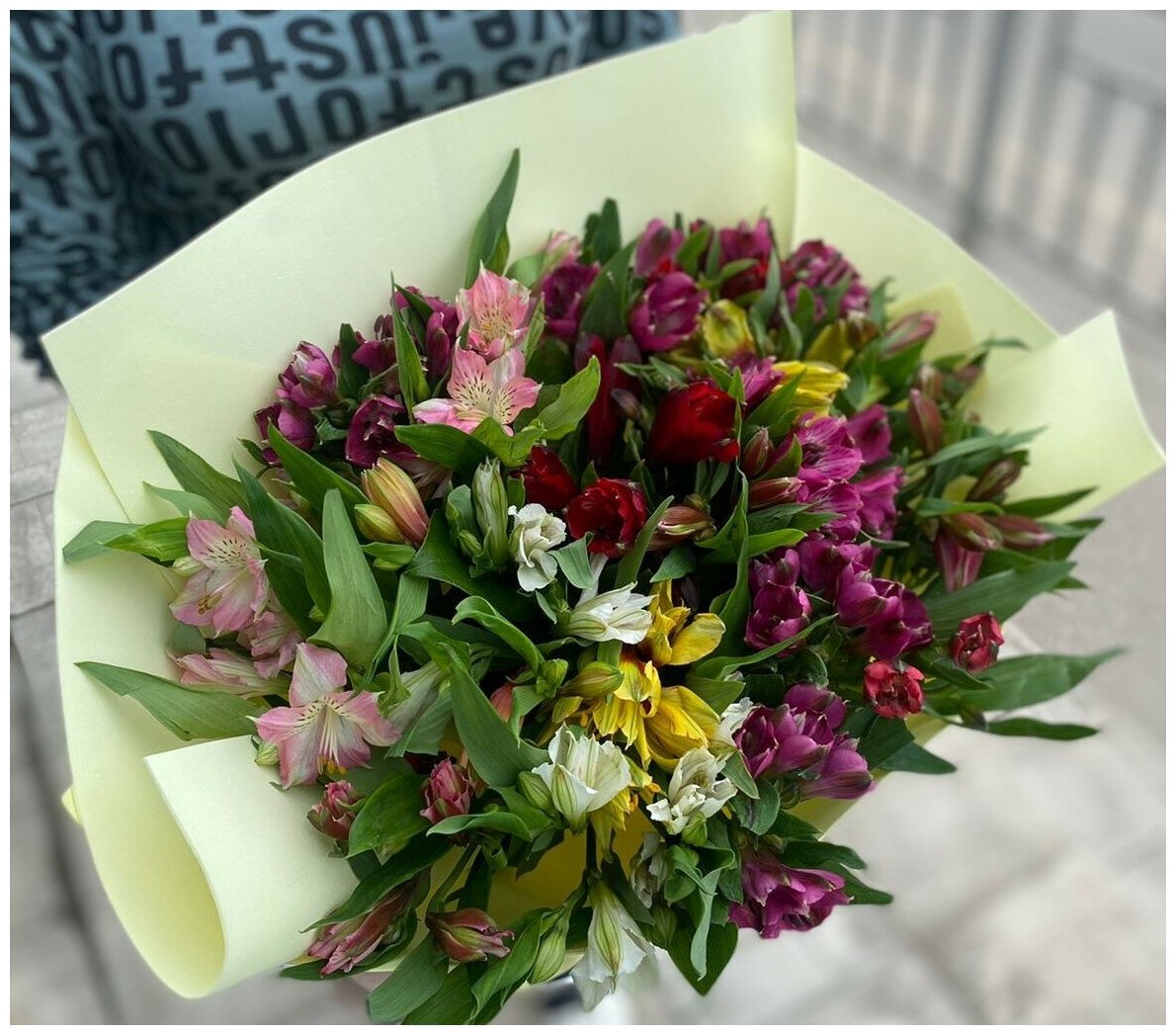 Букет альстрометрий Весна, упаковка фоамиран, монобукет из живых цветов 21 штука с доставкой, высота 50см