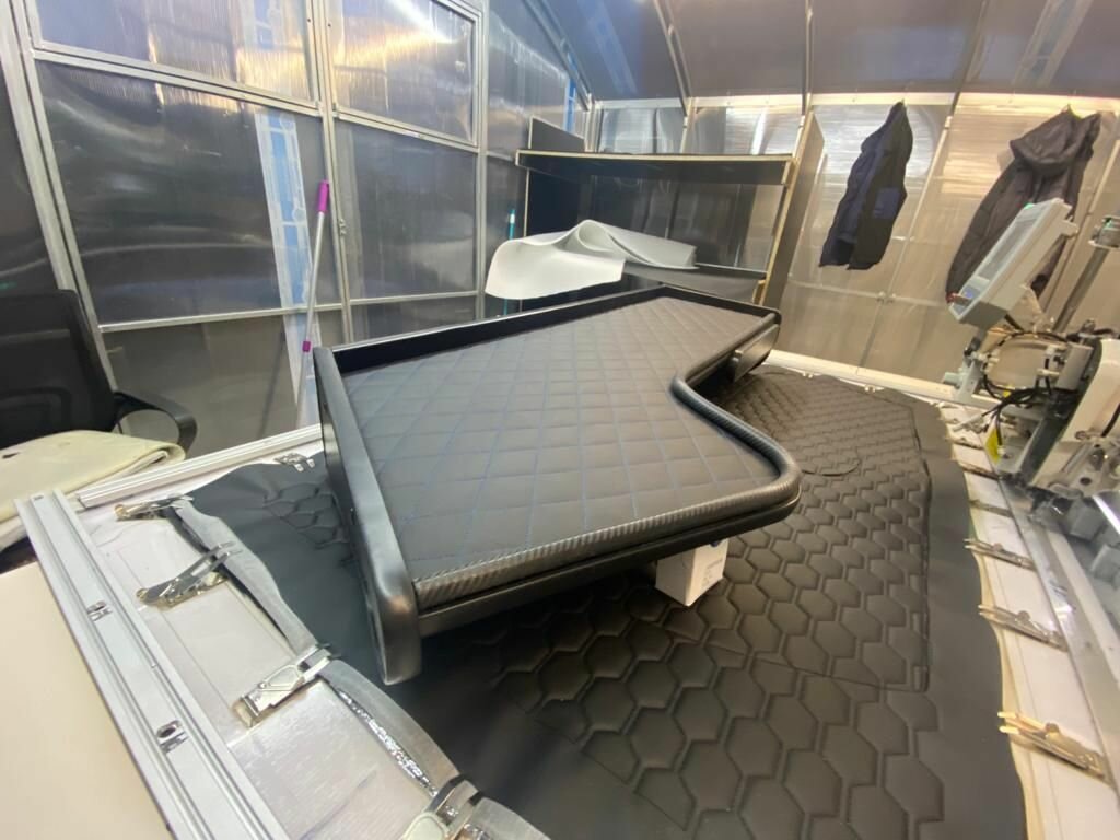 Полка в кабину Renault Premium Рено Премиум (2005-) с ящиком Чёрная экокожа/синий ромб