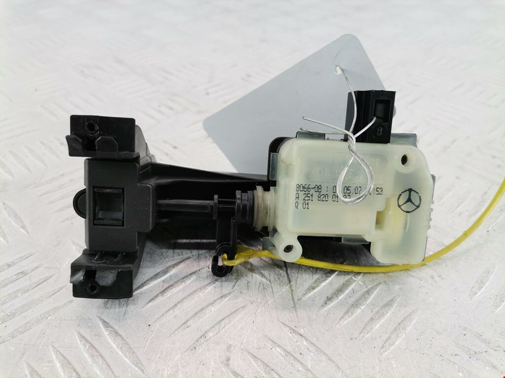 Сервопривод (электропривод моторчик привода) лючка бензобака Mercedes ML-Class (W164) A2518200197 арт. 1732421