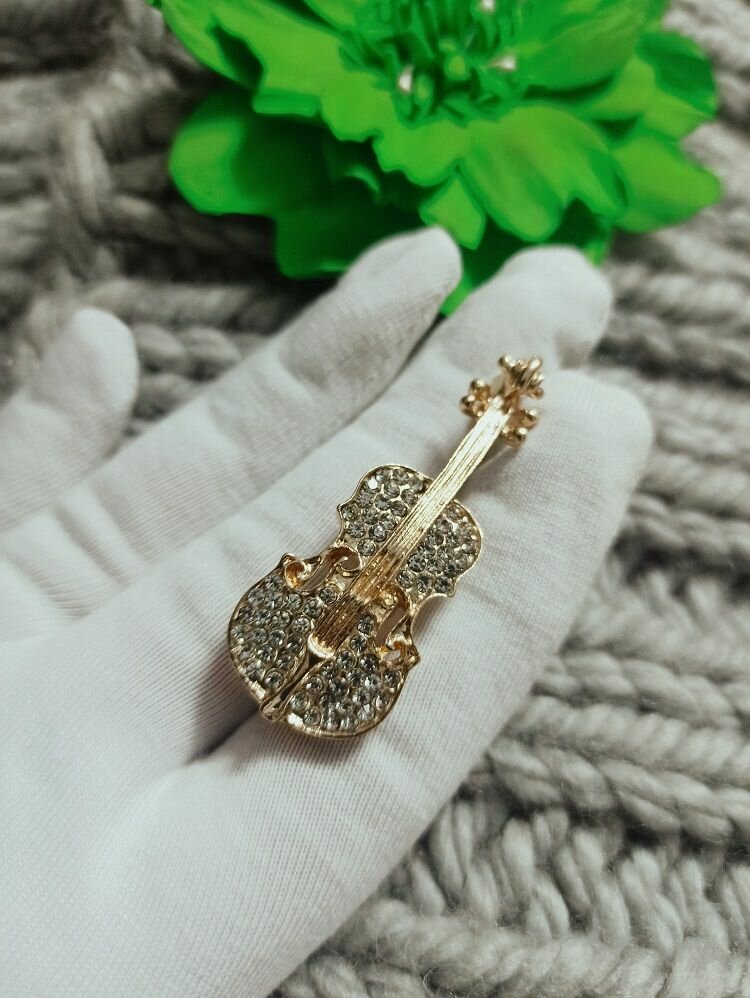 Брошь, стразы