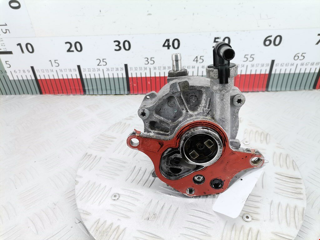 Насос вакуумный Land Rover Range Rover Sport 1 LR001852 арт. 1766306